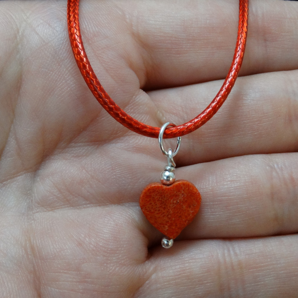 Colgante niña corazón coral